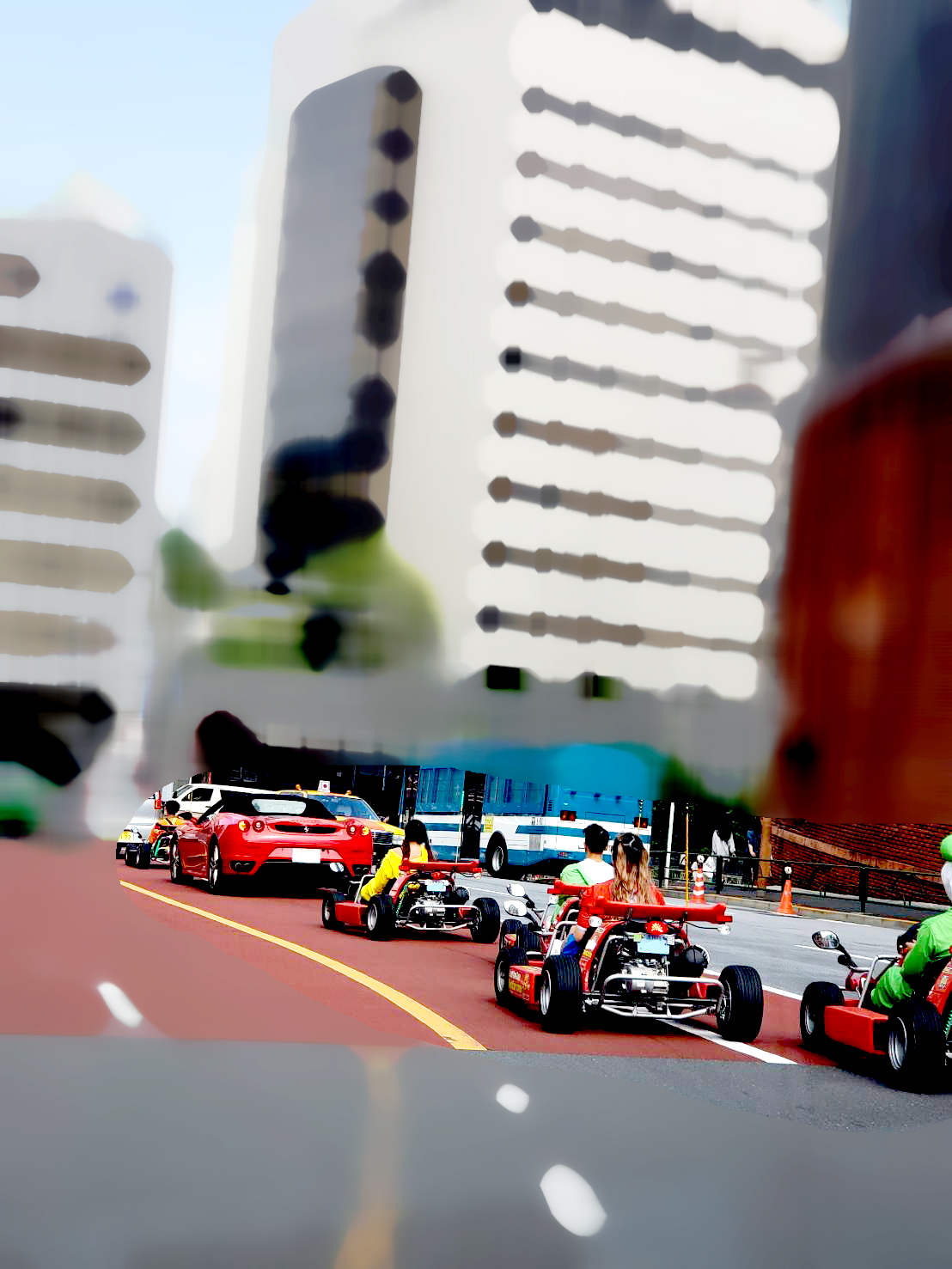 フェラーリさんもカートたちの合間に…