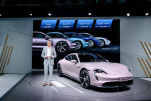 フローズンピンクメタリックのベースモデルタイカン