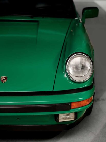 ポルシェエクスペリエンスセンターアトランタに展示されているPTSカラーのポルシェたち