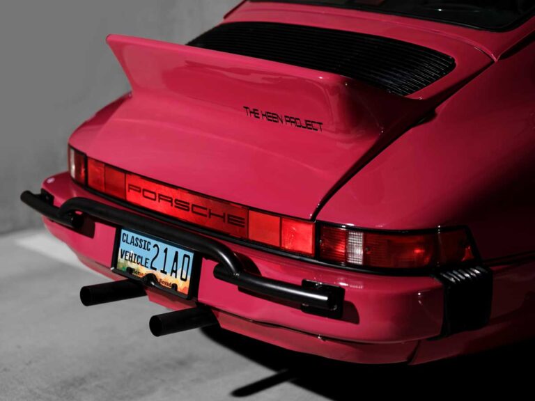 ポルシェエクスペリエンスセンターアトランタに展示されているPTSカラーのポルシェたち