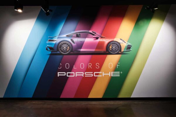 ポルシェエクスペリエンスセンターアトランタに展示されているPTSカラーのポルシェたち