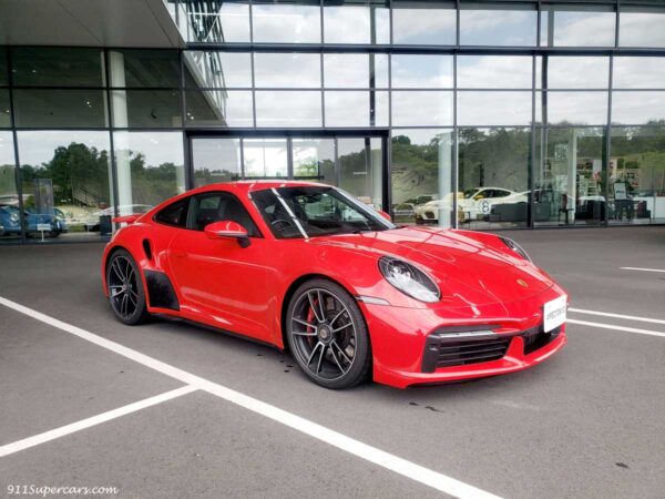 ポルシェエクスペリエンスセンター東京(PEC東京)でポルシェ911ターボ体験