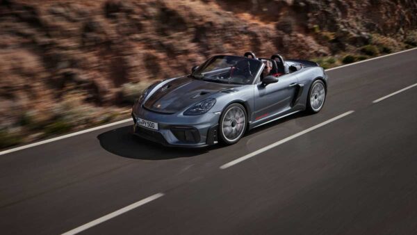 ポルシェ 718 スパイダーRS 発表：911 GT3のNAエンジン搭載