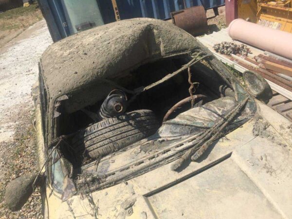 4年間川底に沈んでいて1,000kg以上の泥と一緒に引き上げられたポルシェ911を復活させる